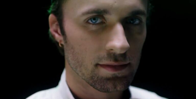 Squeezie le youtubeur au départ du Grand Prix Explorer sur le Circuit ...